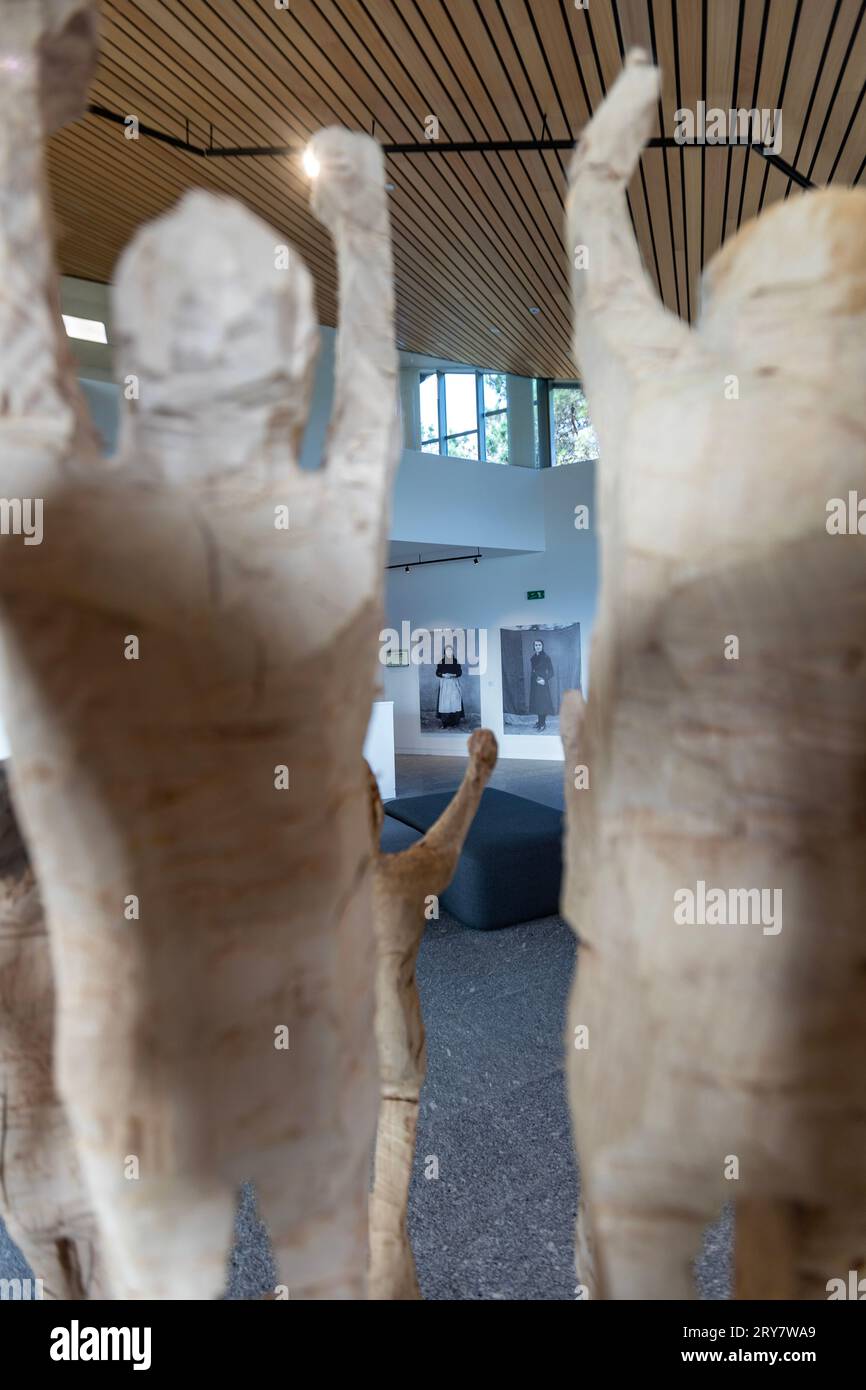 La Ola wood esculpture by Álvaro de Vega. Parador Costa da Morte, Muxia ...