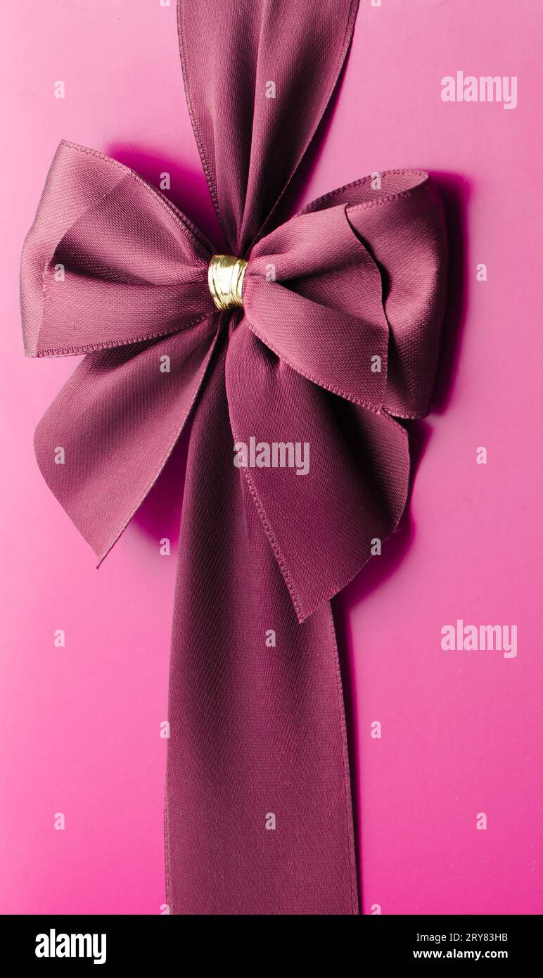 Purple bow hi-res stock photography and images - Alamy