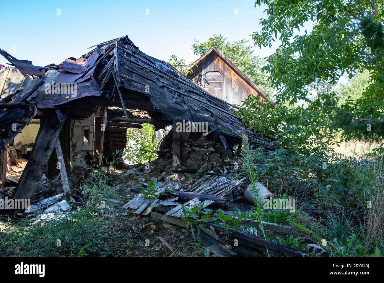 Collapsed old house, construction garbage Stock Photo - Alamy