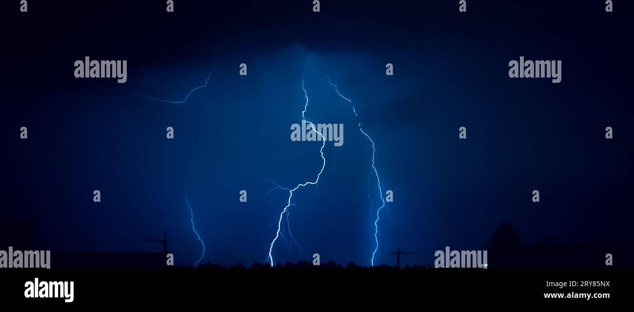 Heavy rain and dangerous lightning hi-res stock photography and images ...