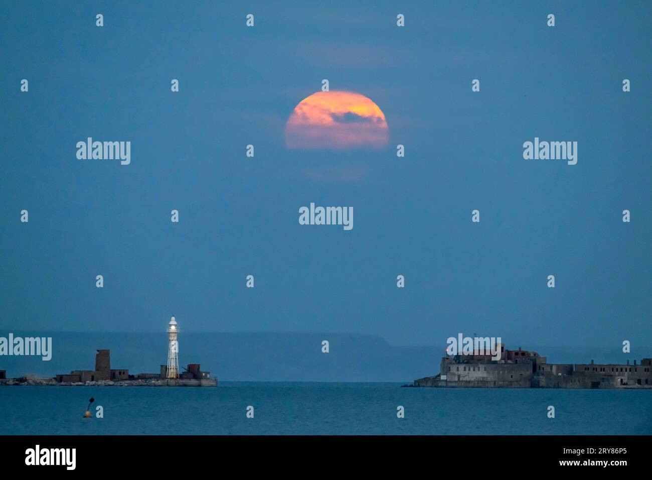 Weymouth, Dorset, UK. 29th September 2023. UK Weather. The full Harvest ...