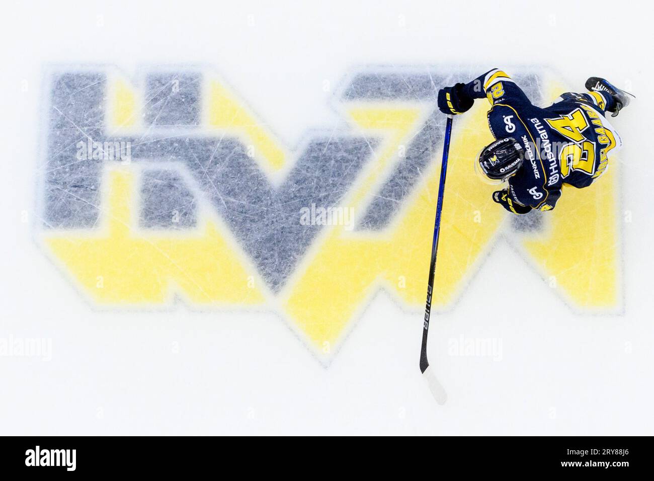 230923 HV71s Oscar Fisker Molgaard under ishockeymatchen i SHL mellan HV71 och Oskarshamn den 23 ...