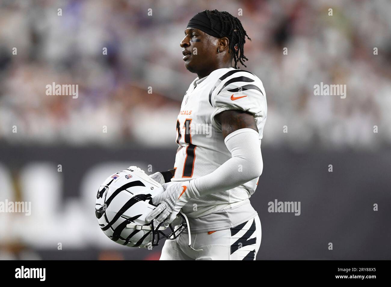 Cincinnati Bengals cornerback Mike Hilton (21) looks on during an NFL ...