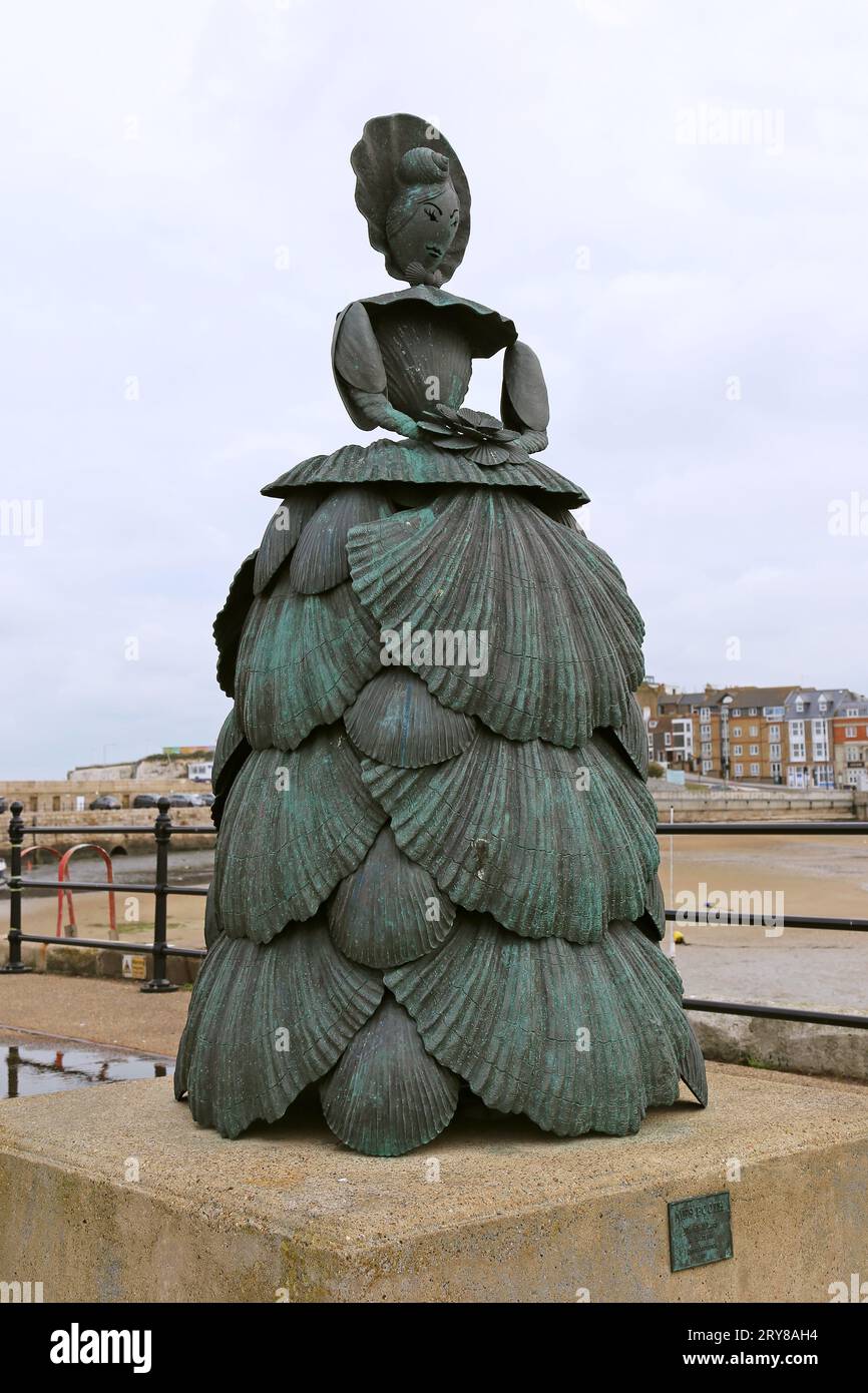 Mrs Booth sculpture (Ann Carrington, 2003, bronze), Stone Pier, Margate ...