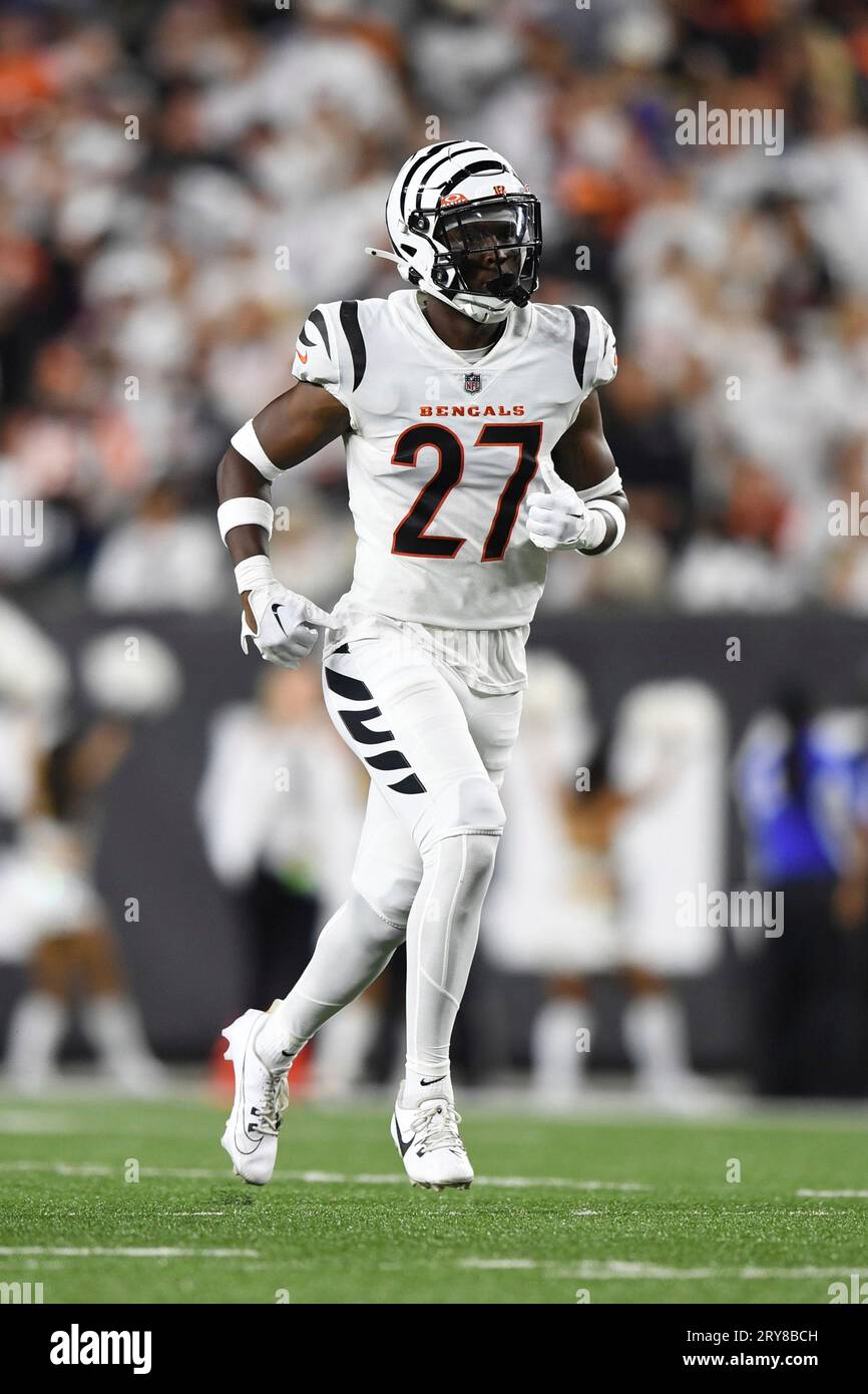 Cincinnati Bengals safety Jordan Battle (27) runs for the play during ...