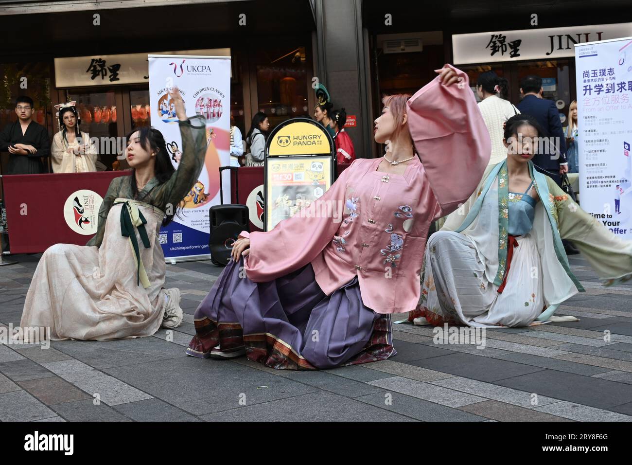 Dun huang dance hi-res stock photography and images - Alamy