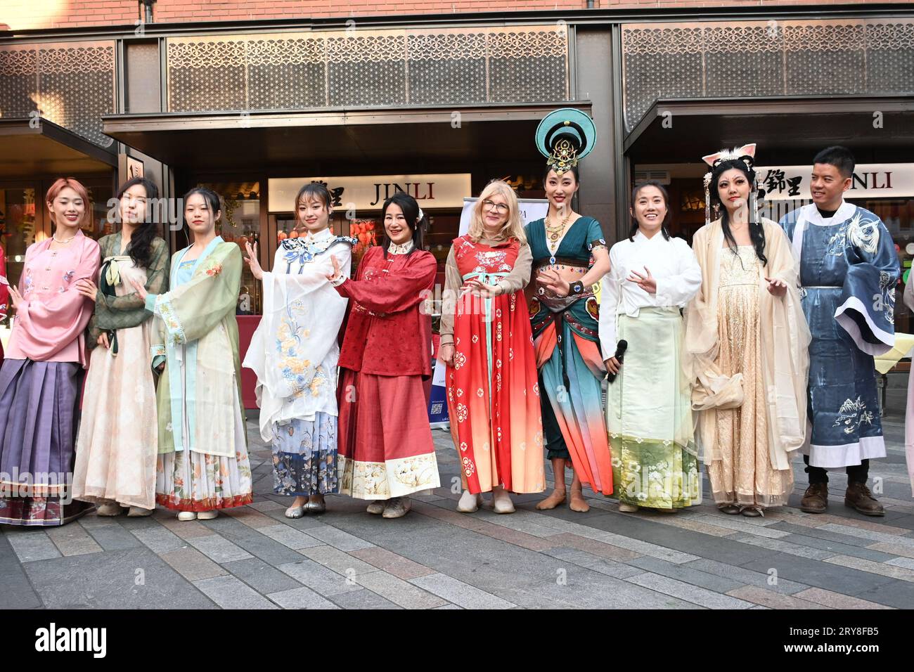 Dun huang dance hi-res stock photography and images - Alamy