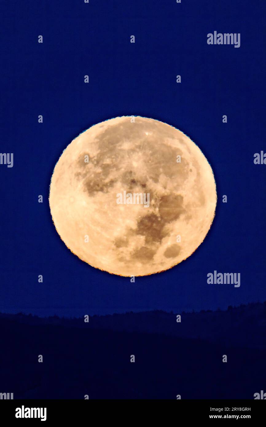 Full moon setting over rocky hi-res stock photography and images - Alamy