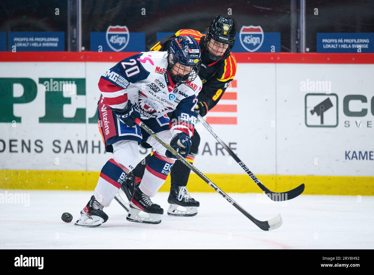 230924 Linköpings Lova Blom och Brynäs Anna Meixner under ...