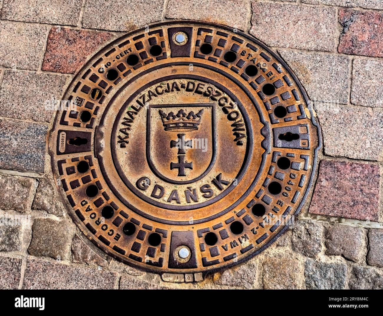 Detailed manhole hi-res stock photography and images - Alamy