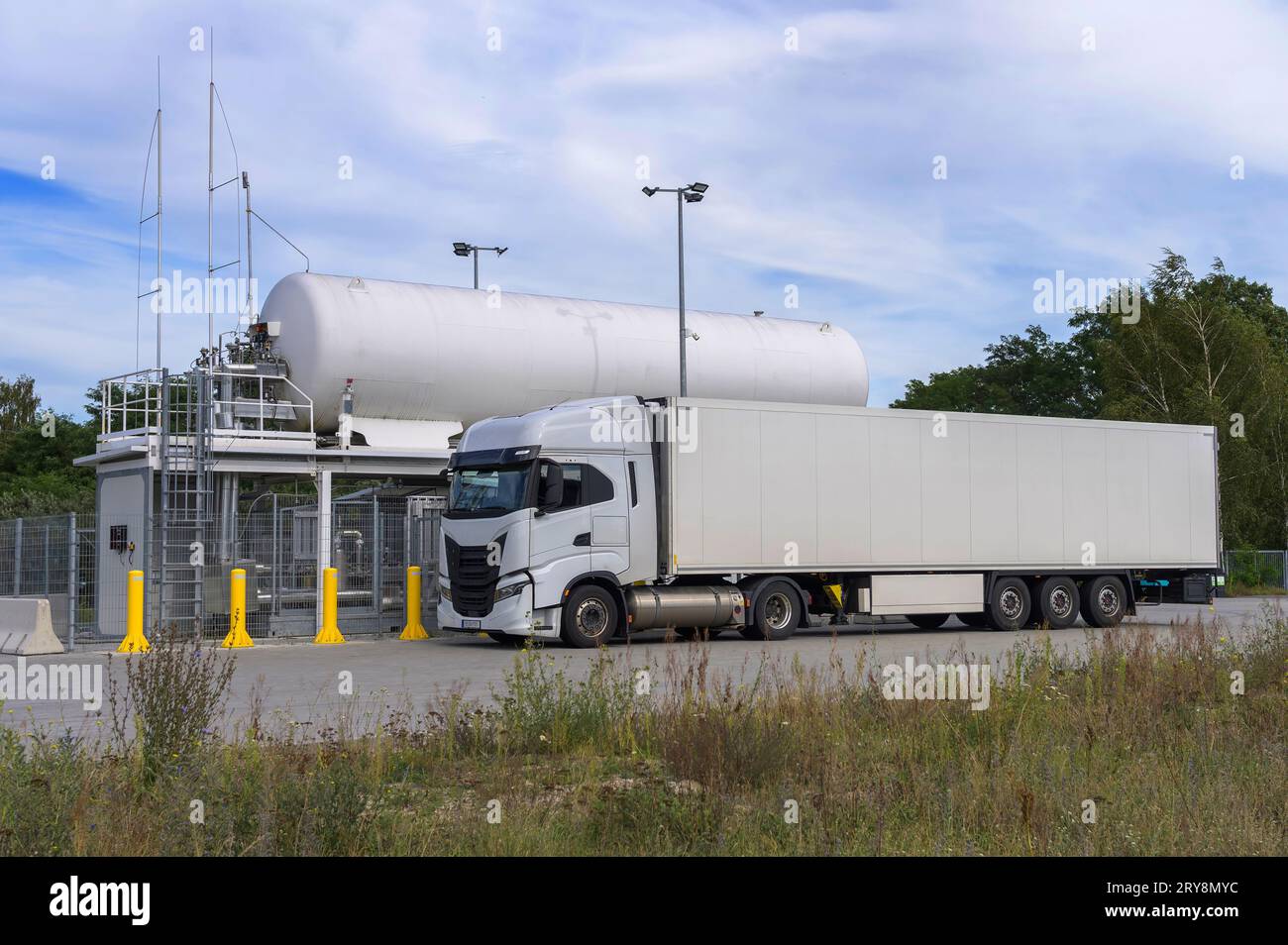 A truck at an LNG filling station Stock Photo - Alamy