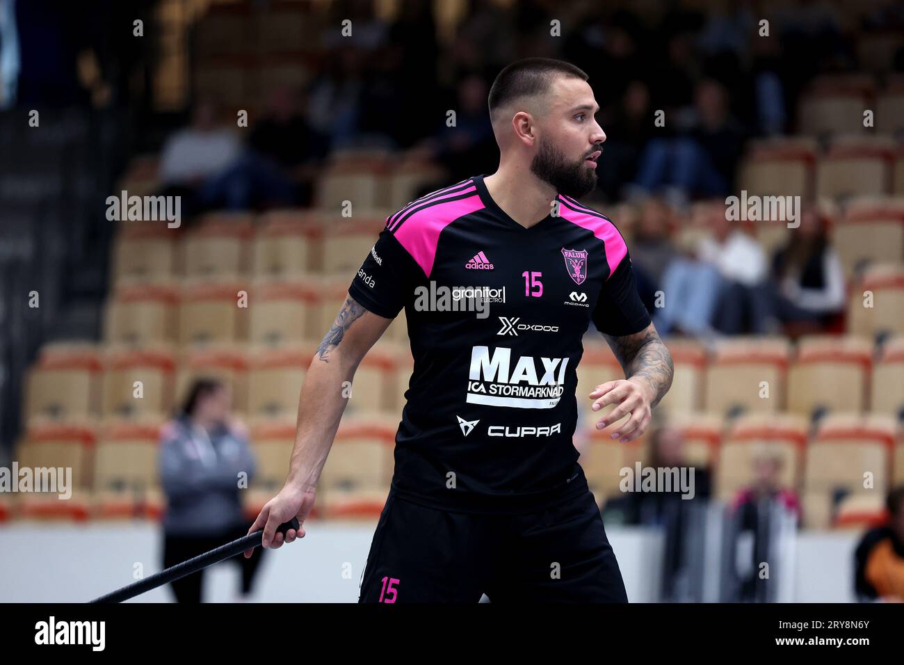 230923 Faluns Simon Berg under innebandymatchen i herrarnas SSL mellan ...