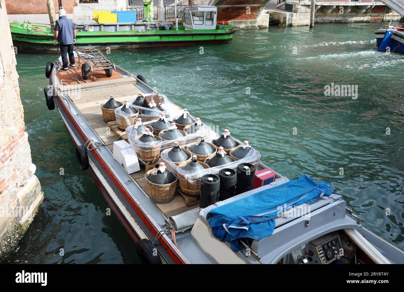 Carrying goods by canal hi-res stock photography and images - Alamy