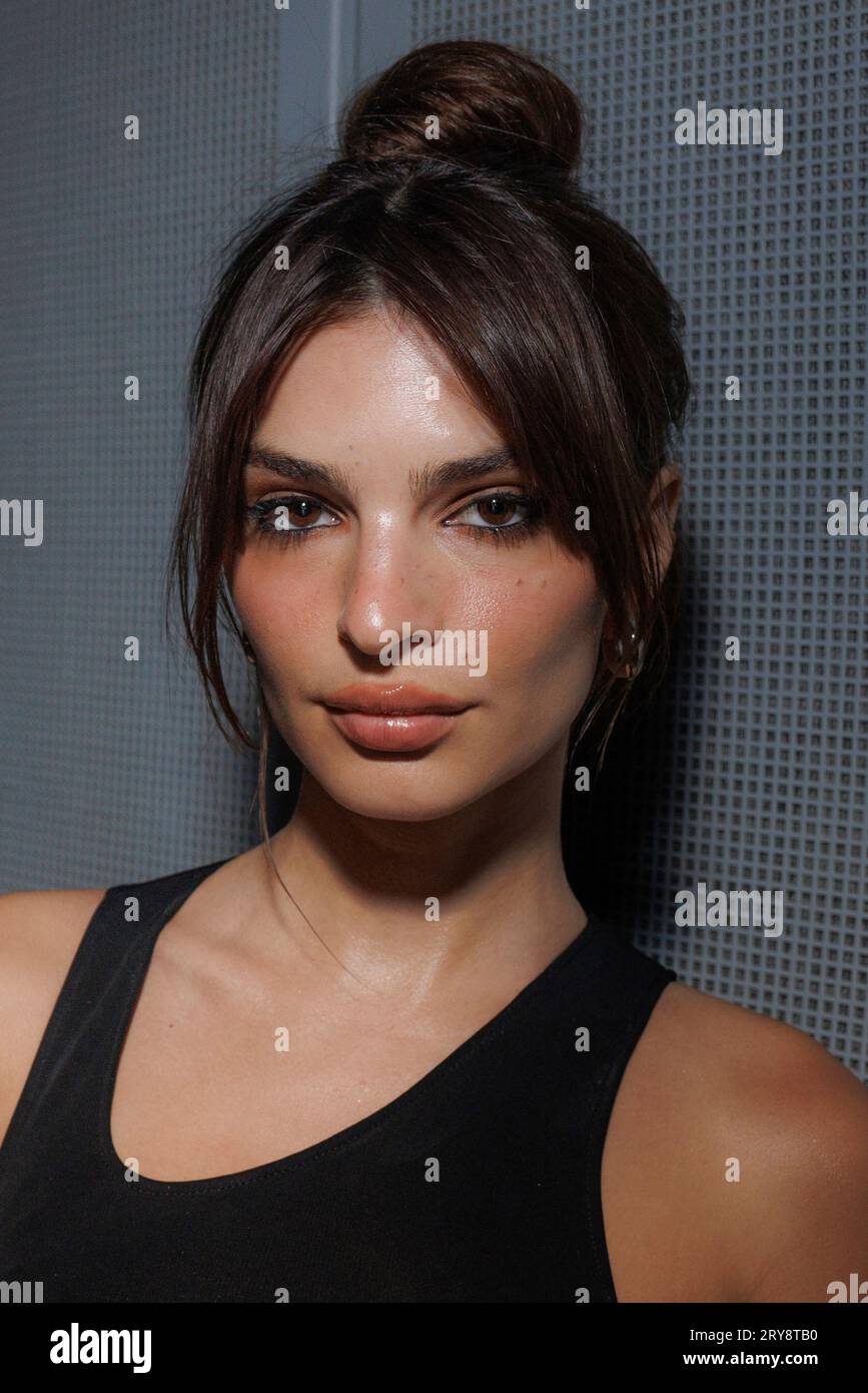 Emily Ratajkowski Le Emily Ratajkowski Takes A Break From NYFW For