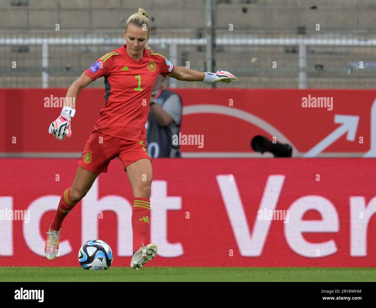 BOCHUM - Germany goalkeeper Merle Frohms during the UEFA Nations League ...