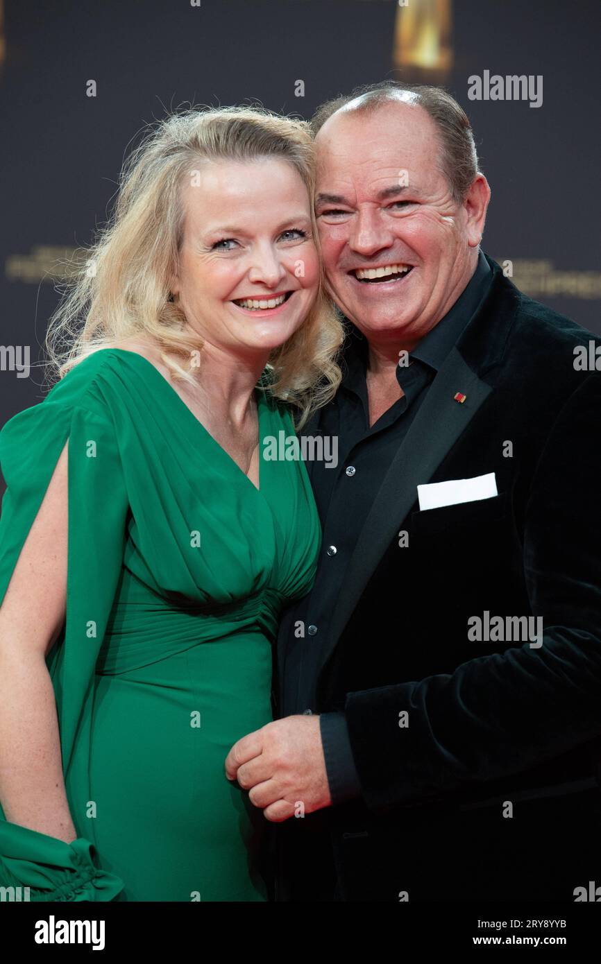 Wolfram KONS, Moderator, mit Ehefrau Alexa, Roter Teppich, Red Carpet ...