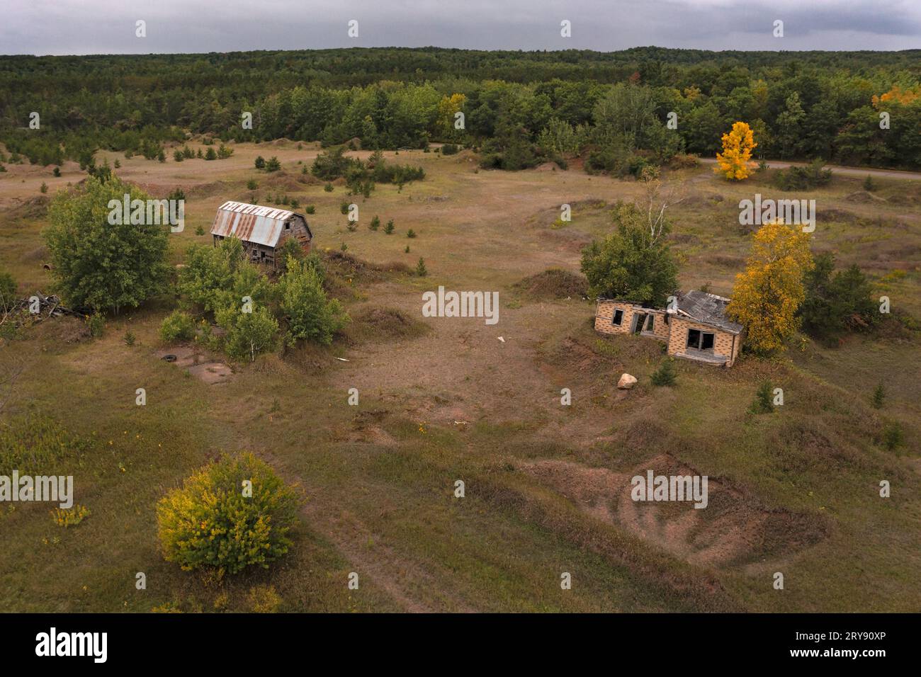 Aerial old barn farm house hi-res stock photography and images - Alamy