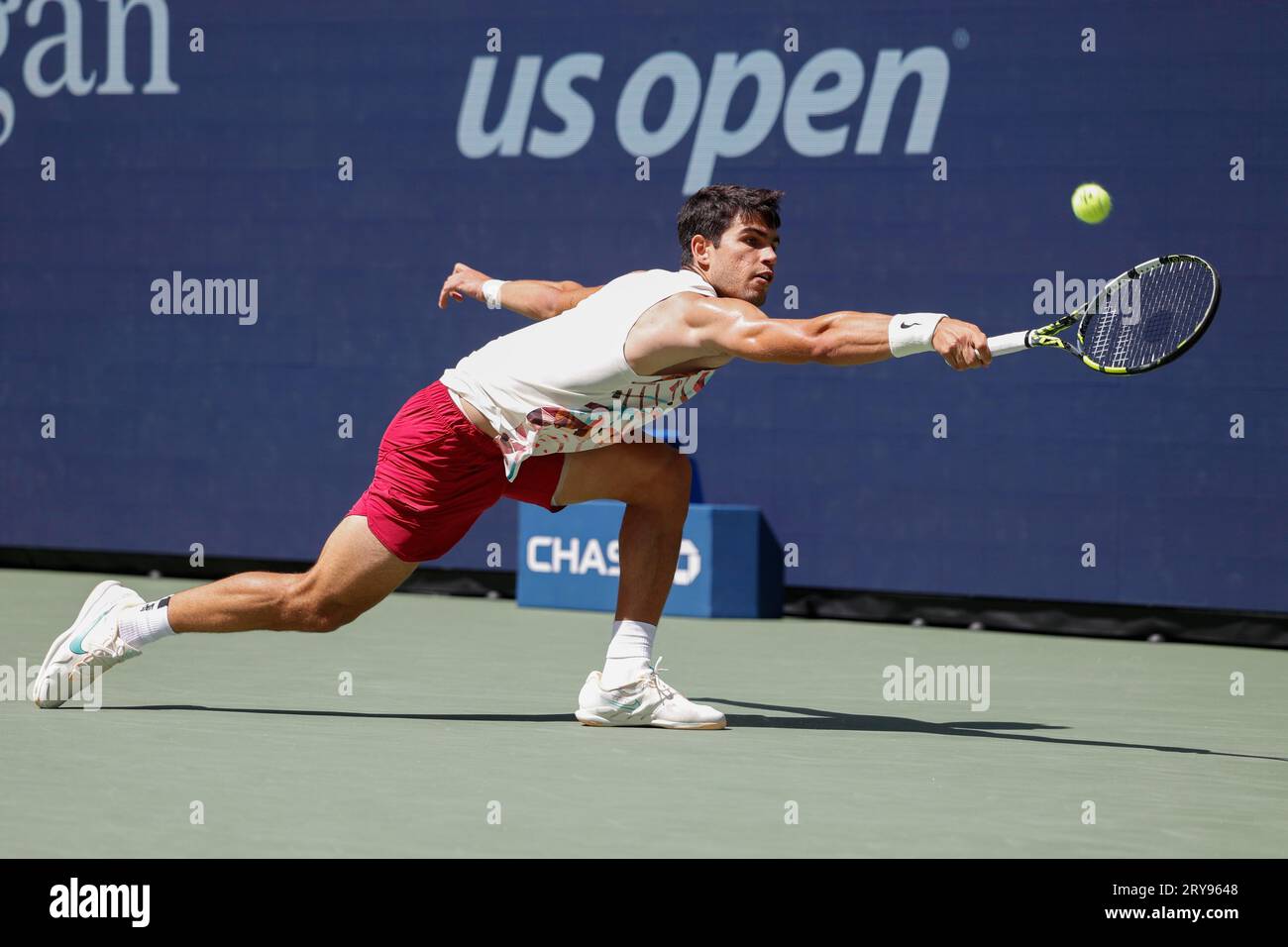 Tennisspieler Carlos Alcatraz (ESP) in Aktion bei den US Open 2023 ...