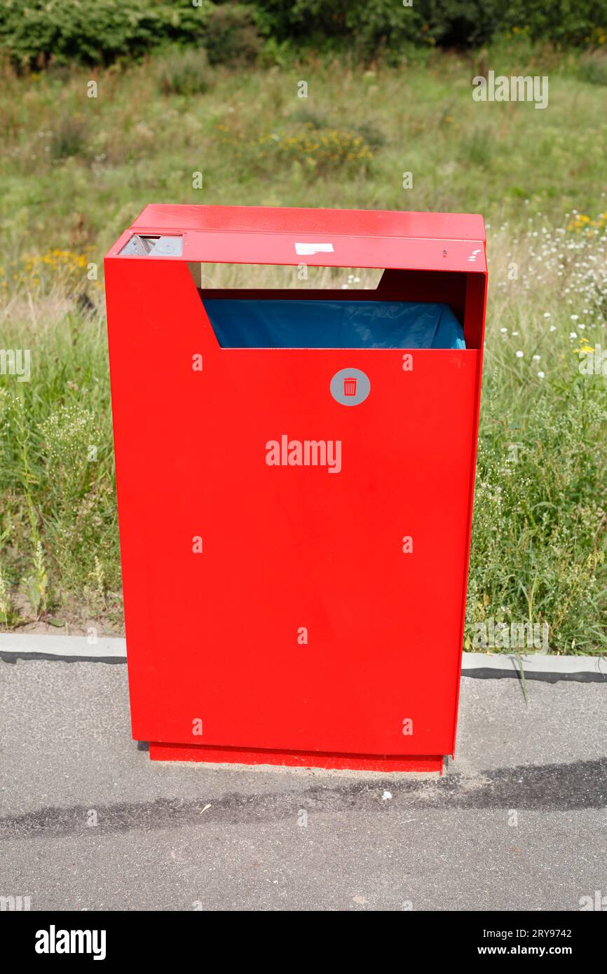 Metal recycle bin hi-res stock photography and images - Alamy