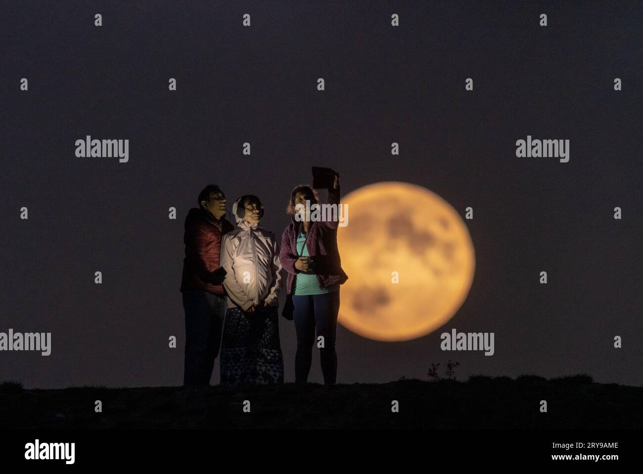 London, UK. 29th September 2023. UK Weather: Full Harvest Moon rises ...