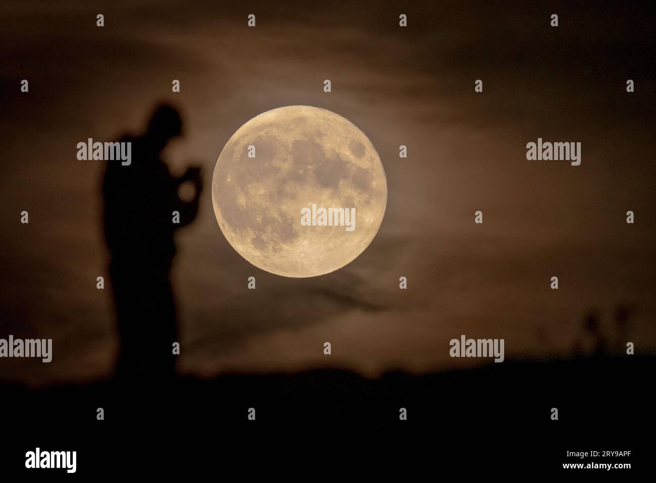 London, UK. 29th September 2023. UK Weather: Full Harvest Moon rises ...