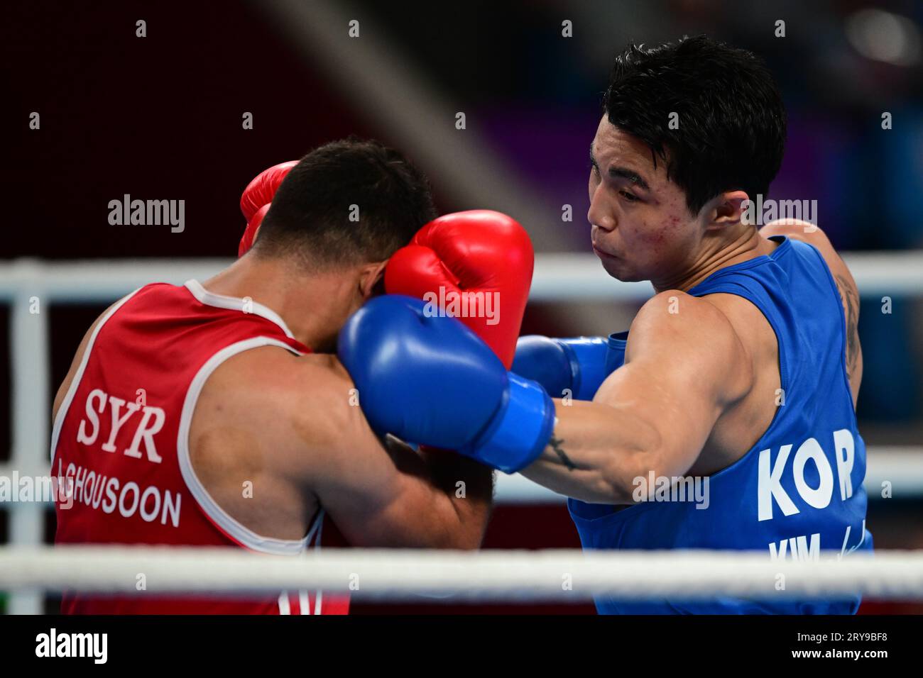 Hangzhou, China. 29th Sep, 2023. Ahmad Ghousoon (L) of Syria and Jinjea ...