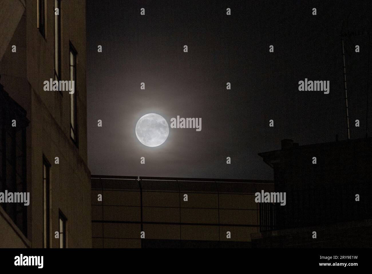 London, UK. 29th Sep, 2023. September full moon, also known as Harvest ...