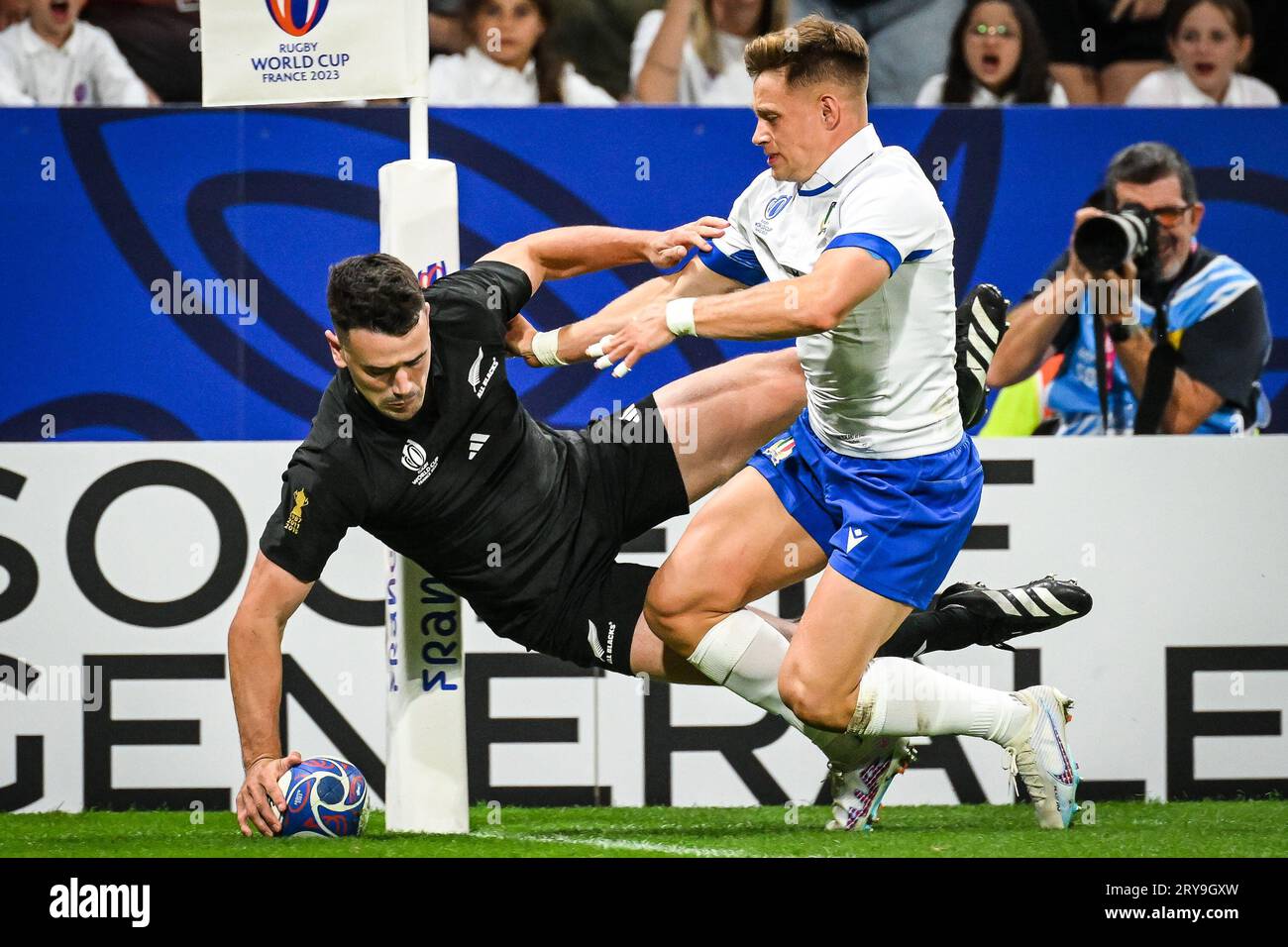 Will JORDAN of New Zealand scores his try and Stephen VARNEY of Italy ...