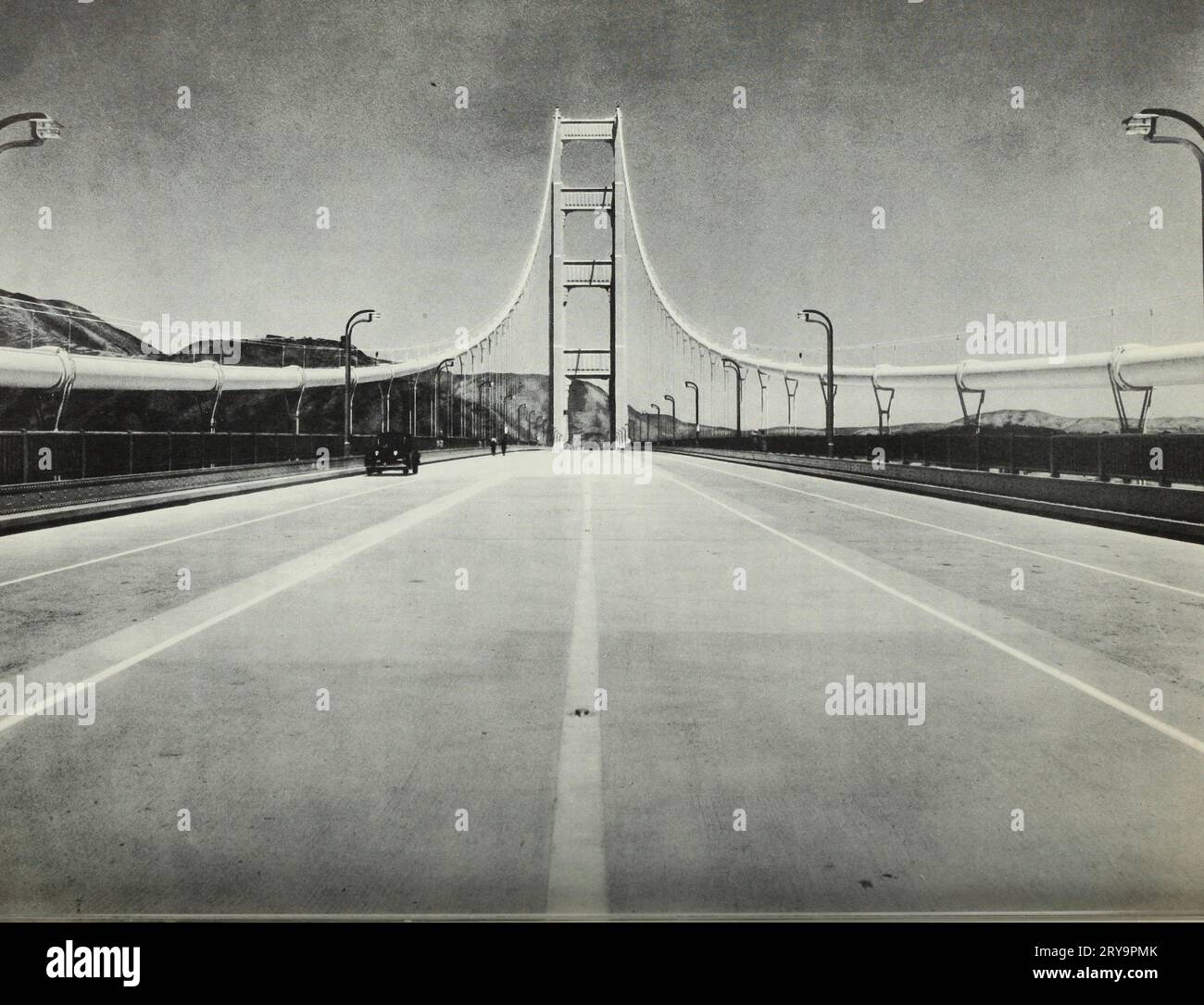Centre of the main span Golden Gate Bridge, 1937 Stock Photo - Alamy