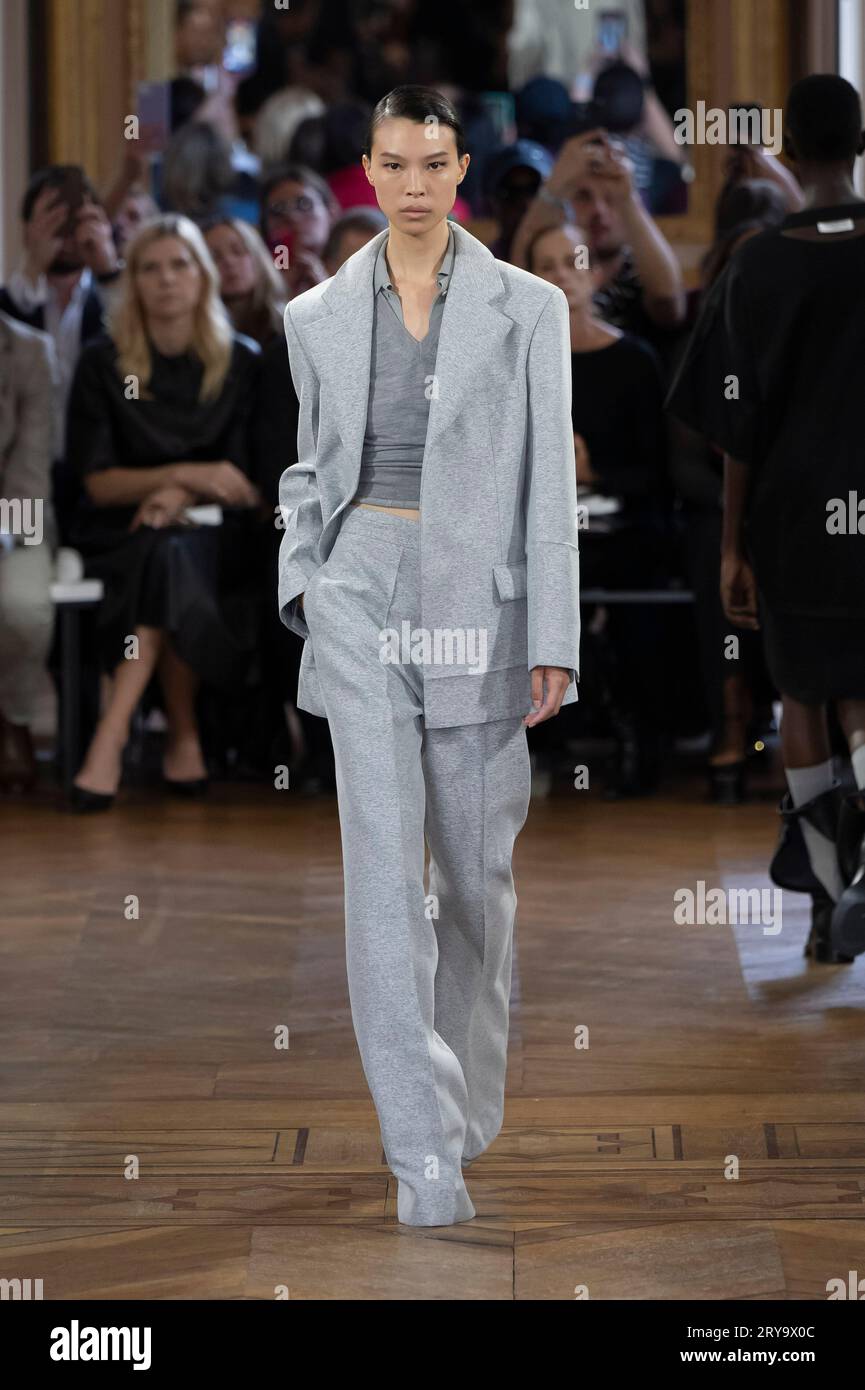 Paris, France. 29th Sep, 2023. Diane Chiu walks on the runway at the ...