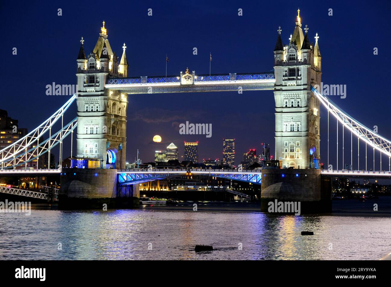 London, UK. 29th September, 2023. The Harvest - or Corn Moon rises from ...