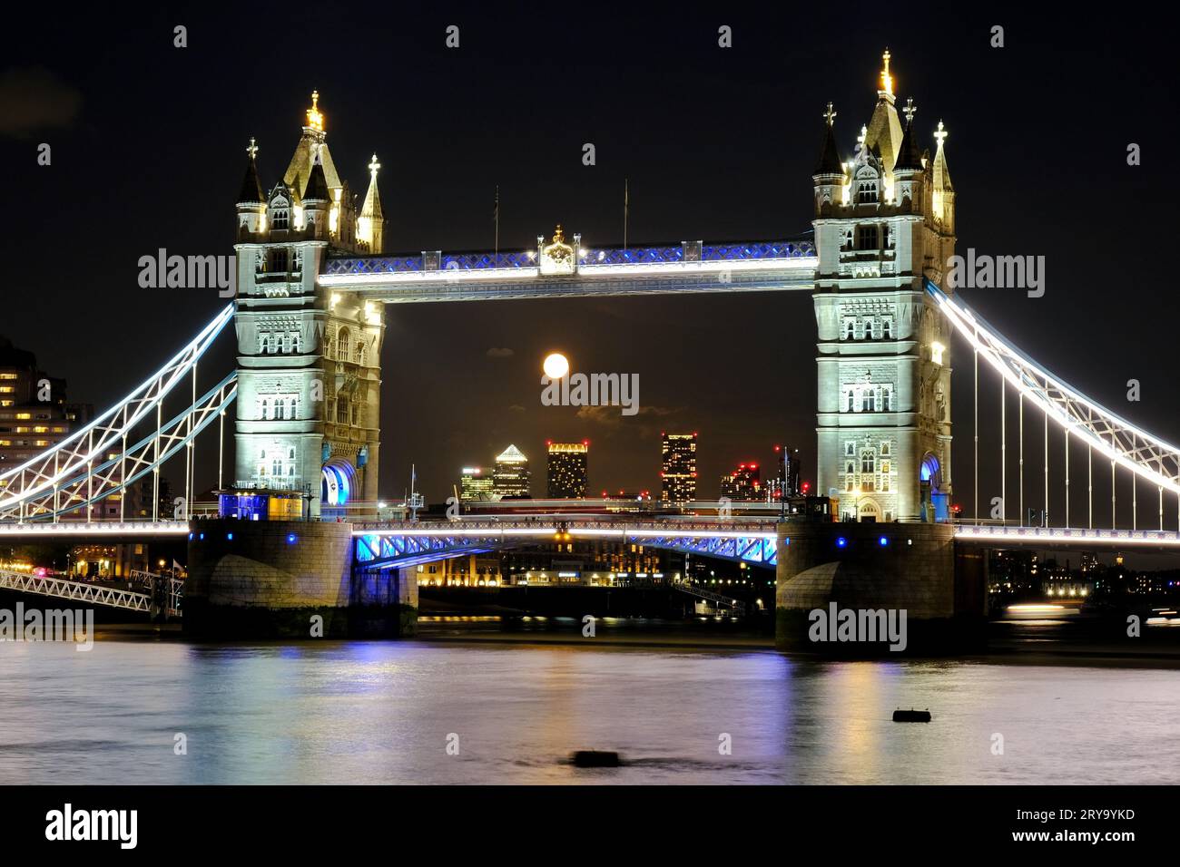 London, UK. 29th September, 2023. The Harvest - or Corn Moon rises from ...
