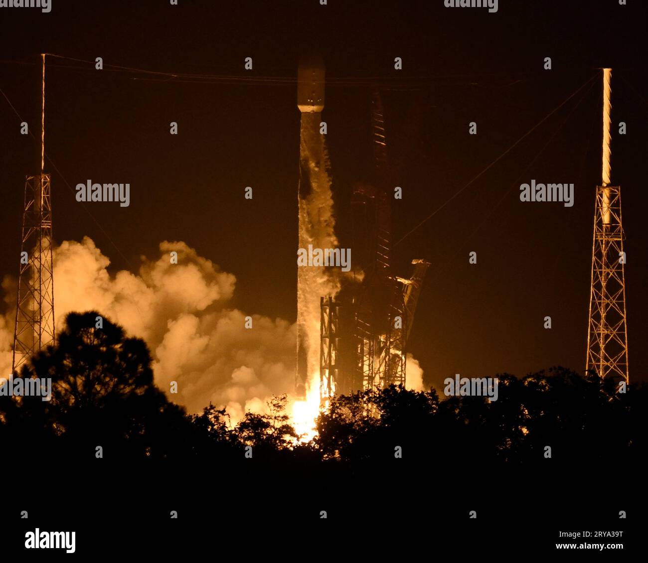 The SpaceX Falcon 9 rocket launches 22 Starlink satellites from Launch ...