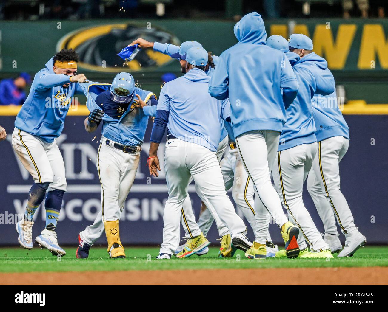 Cubs brewers walk off hi-res stock photography and images - Alamy
