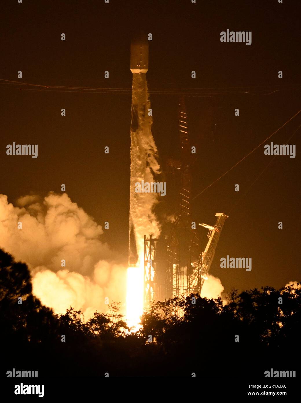 The SpaceX Falcon 9 rocket launches 22 Starlink satellites from Launch ...