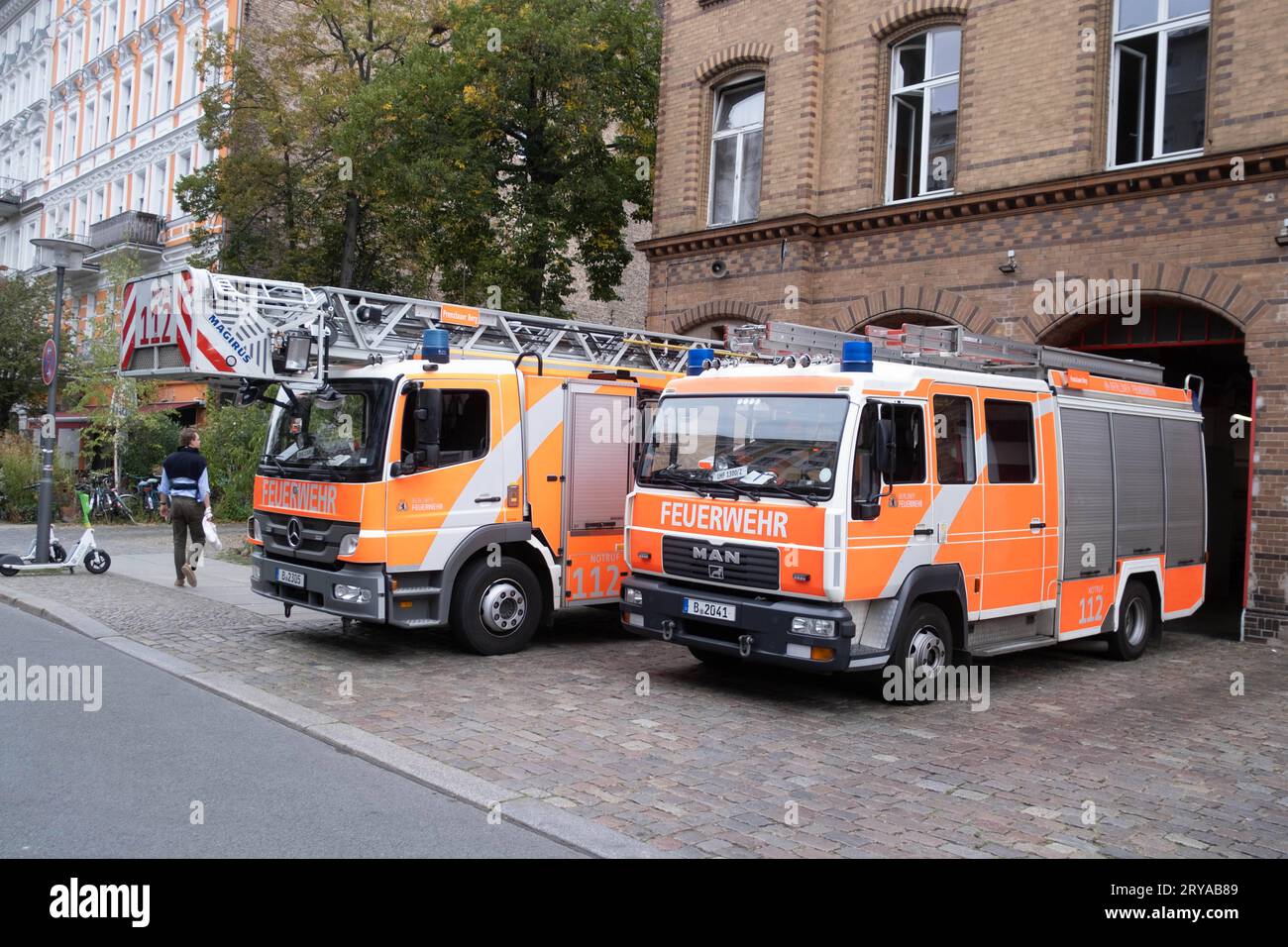 Drehleiter und ein Löschfahrzeug stehen vor der Feuerwache in Berlin ...