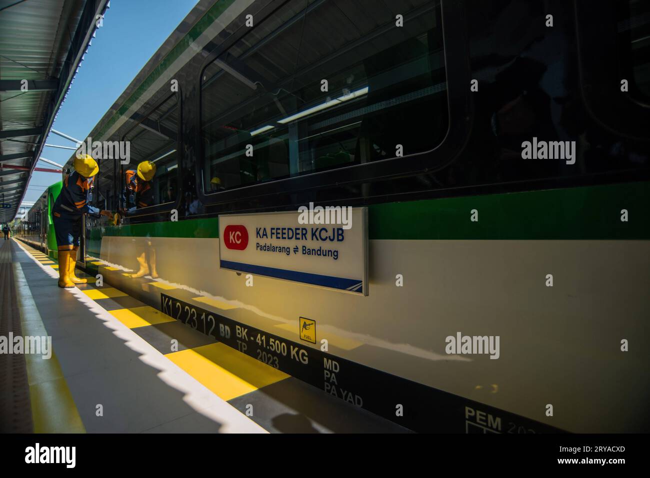 FEEDER TRAIN TEST RUN Officers clean feeder trains at Bandung Station ...