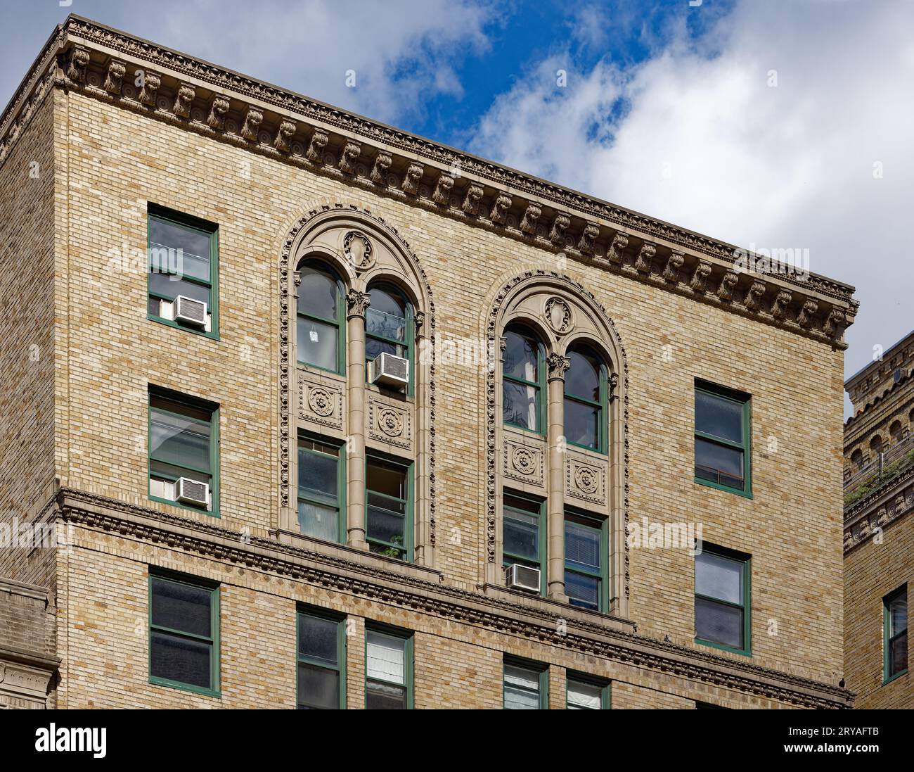 325 w 45th st hi-res stock photography and images - Alamy