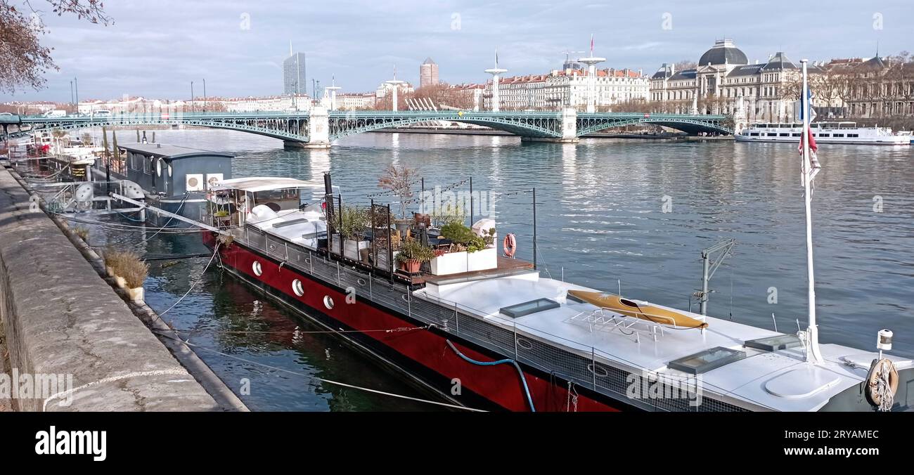 French houseboats hi-res stock photography and images - Alamy