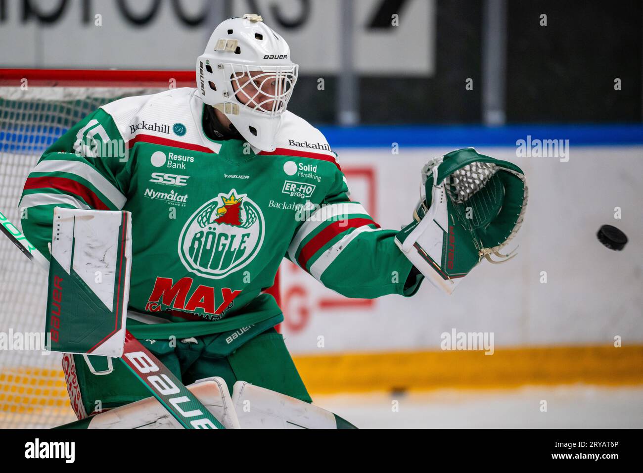 230930 Rögles målvakt Axel Nyman under uppvärmningen inför ...