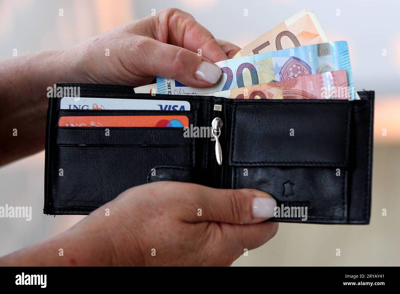 Winden Themenbild - Geldbeutel, Portemonnaie, Geldboerse mit ...