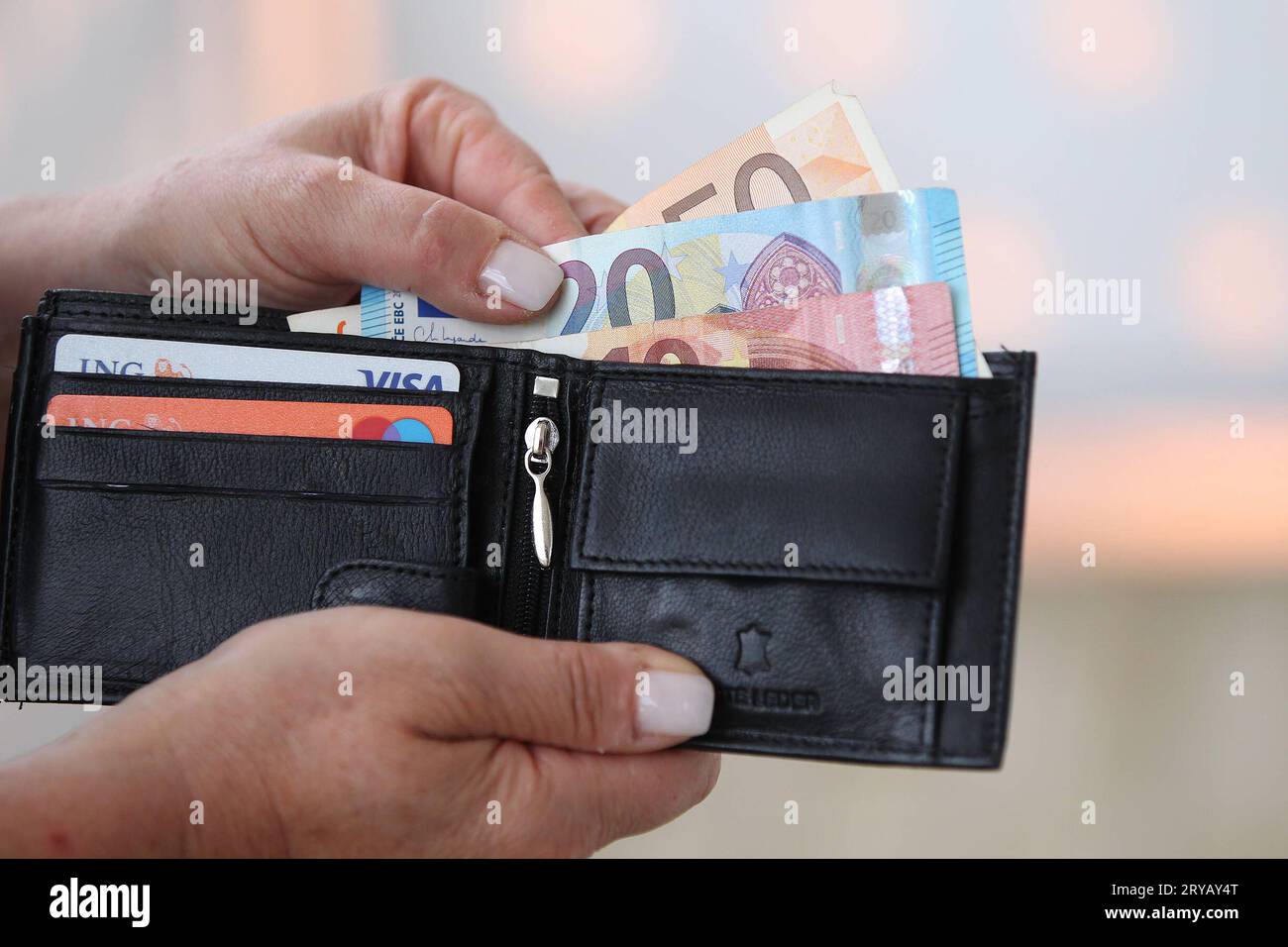 Winden Themenbild - Geldbeutel, Portemonnaie, Geldboerse mit ...