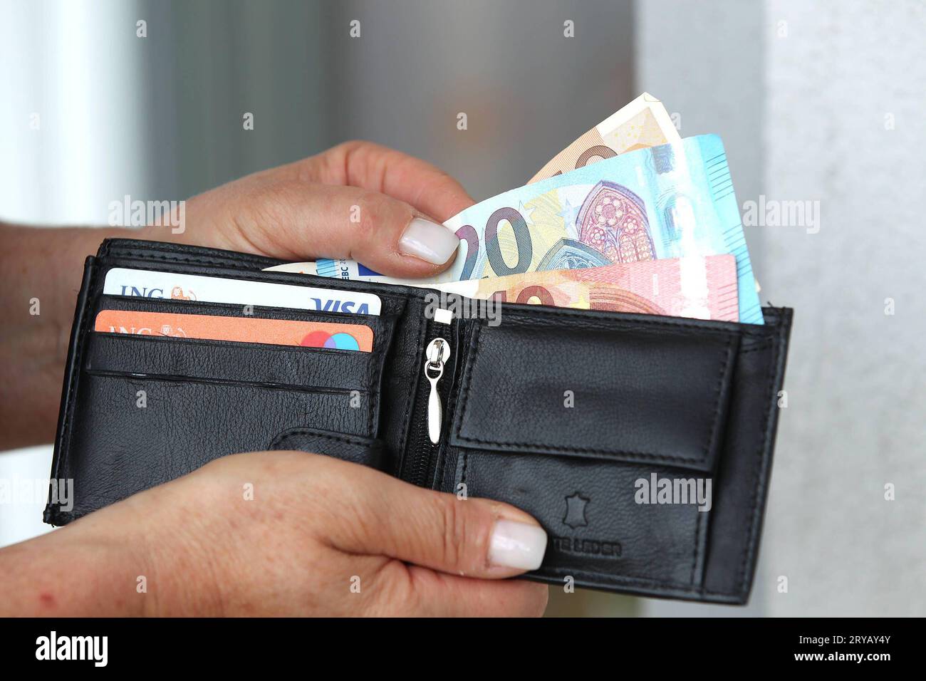 Winden Themenbild - Geldbeutel, Portemonnaie, Geldboerse mit ...