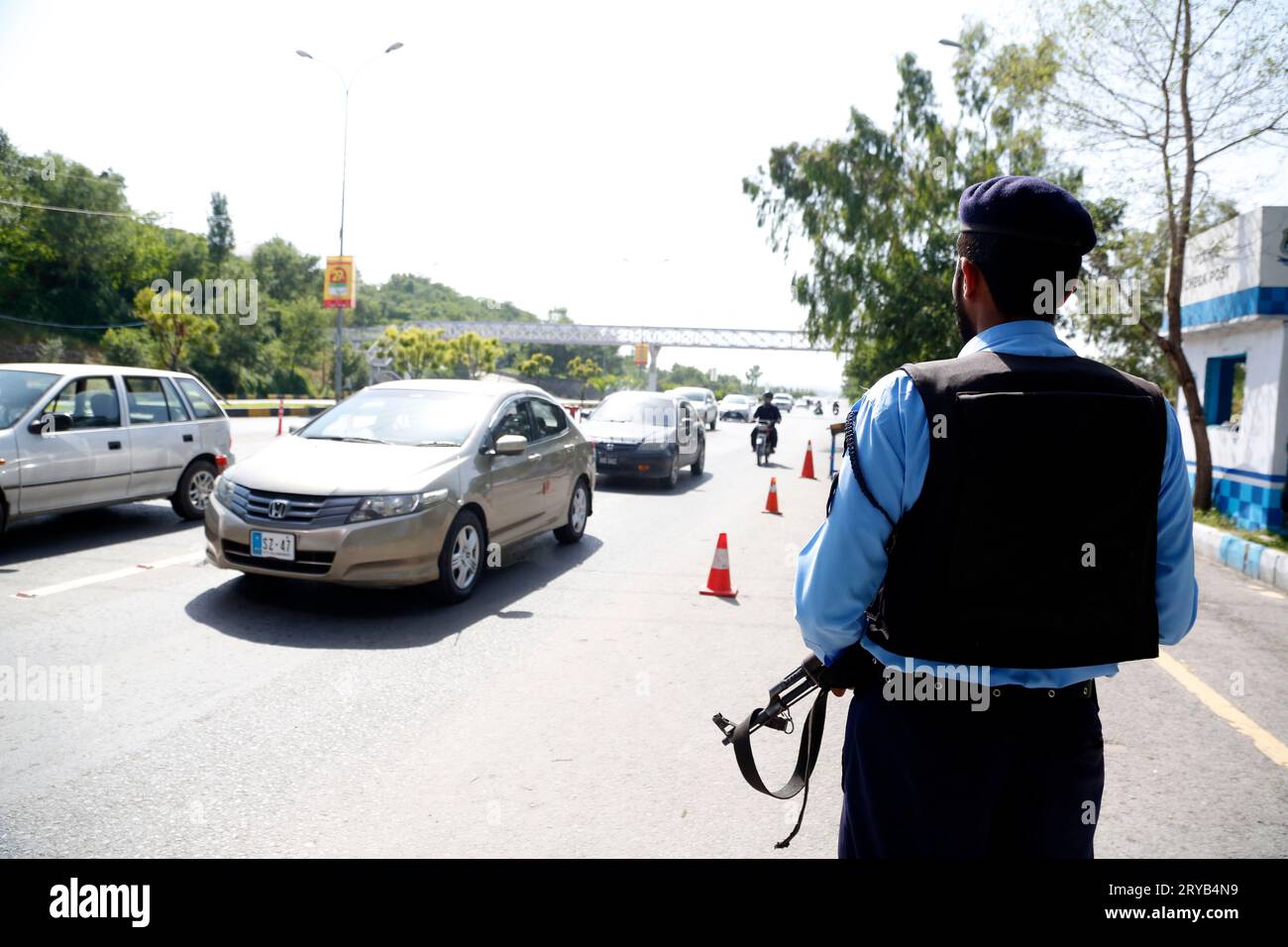 (230930) -- ISLAMABAD, Sept. 30, 2023 (Xinhua) -- A policeman stands ...