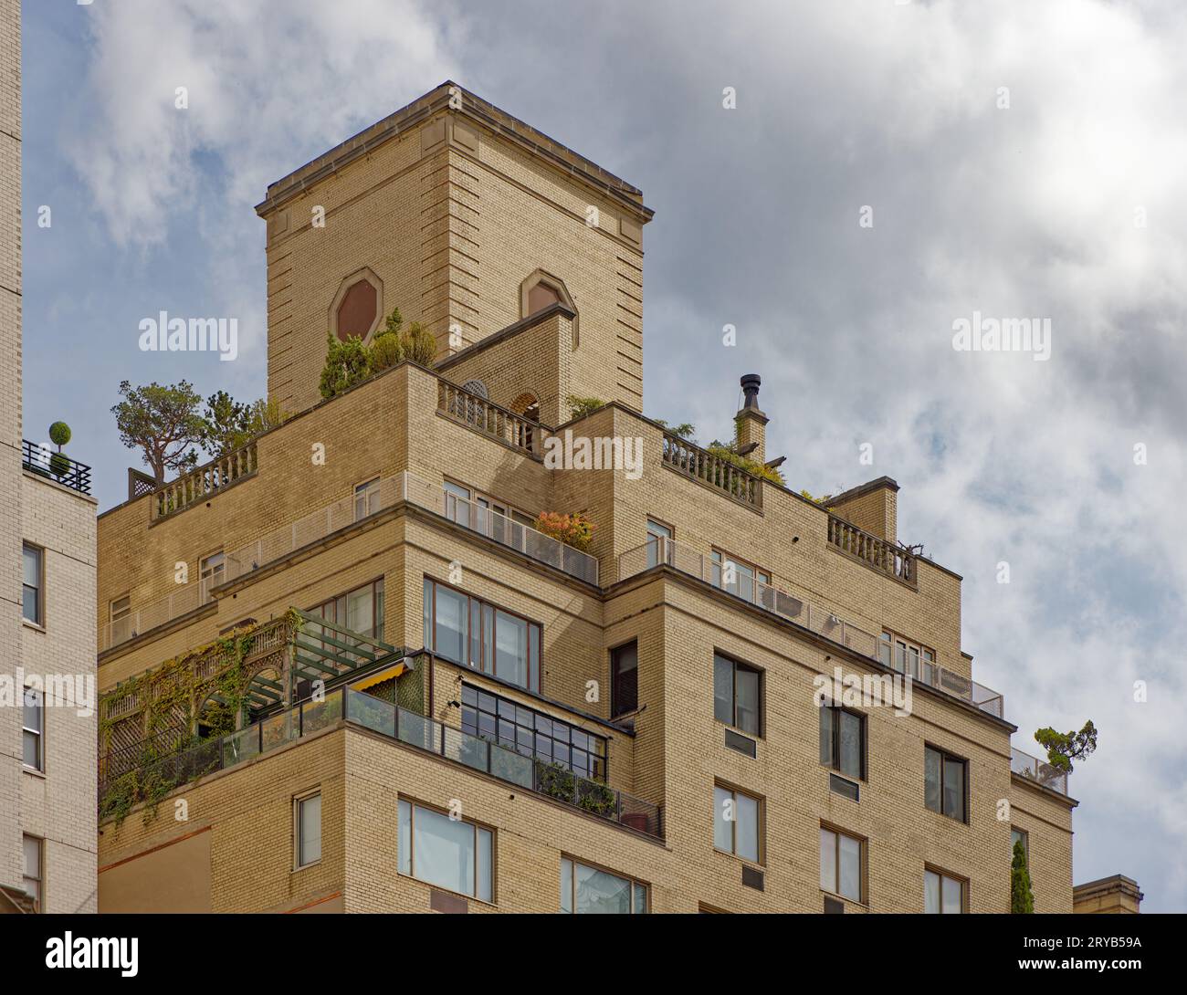 Emery Roth-designed 3 East 71st Street in Lenox Hill was built in 1944 ...