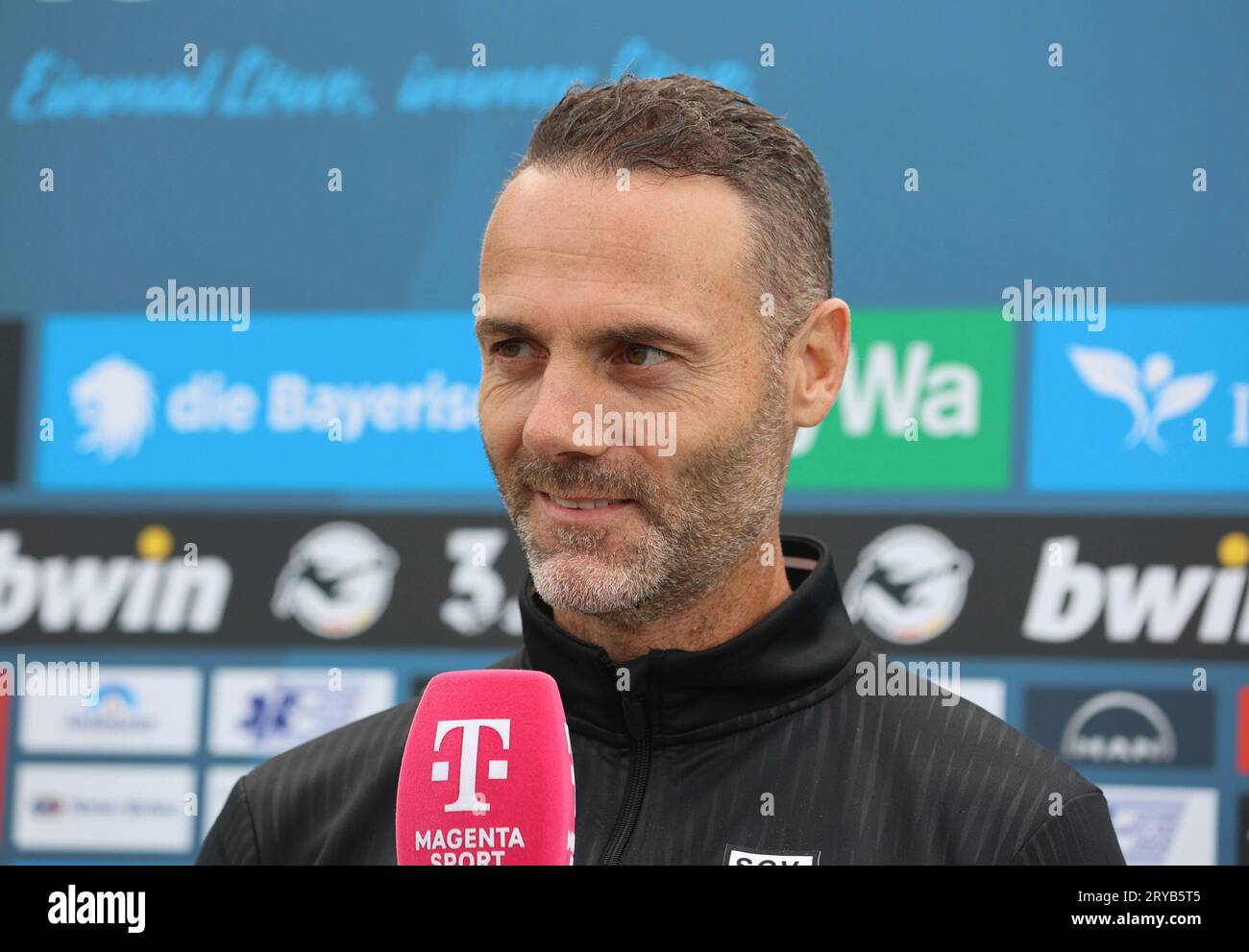 Interview magenta sport hi-res stock photography and images - Alamy