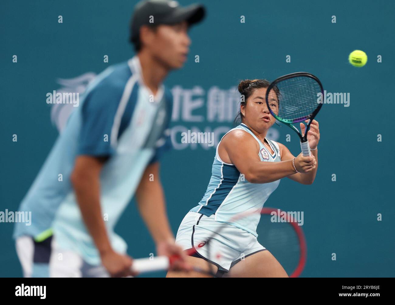 Hangzhou, China's Zhejiang Province. 30th Sep, 2023. Liang En-shuo (R ...