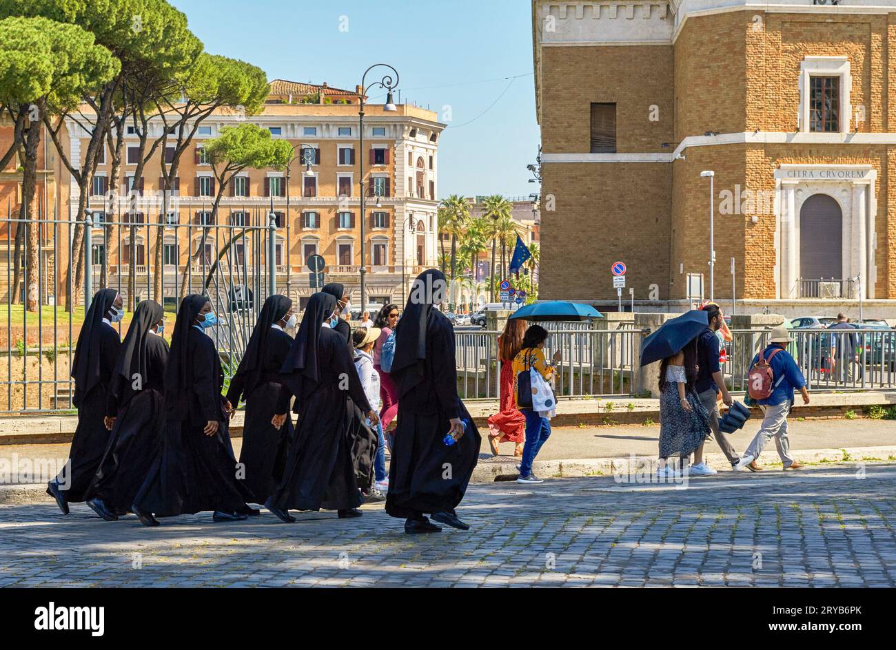 Group nuns on road hi-res stock photography and images - Alamy