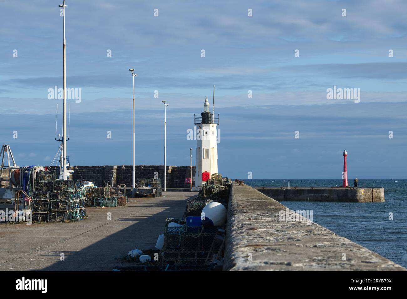 Anstruther Harbour entrance & lighthouse Stock Photo - Alamy
