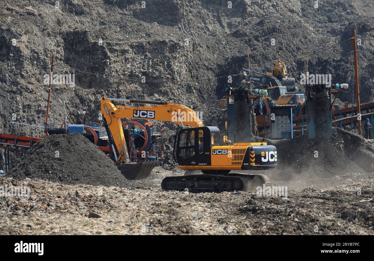 New Delhi, India. 30th Sep, 2023. A JCB excavator crane machine lifting ...